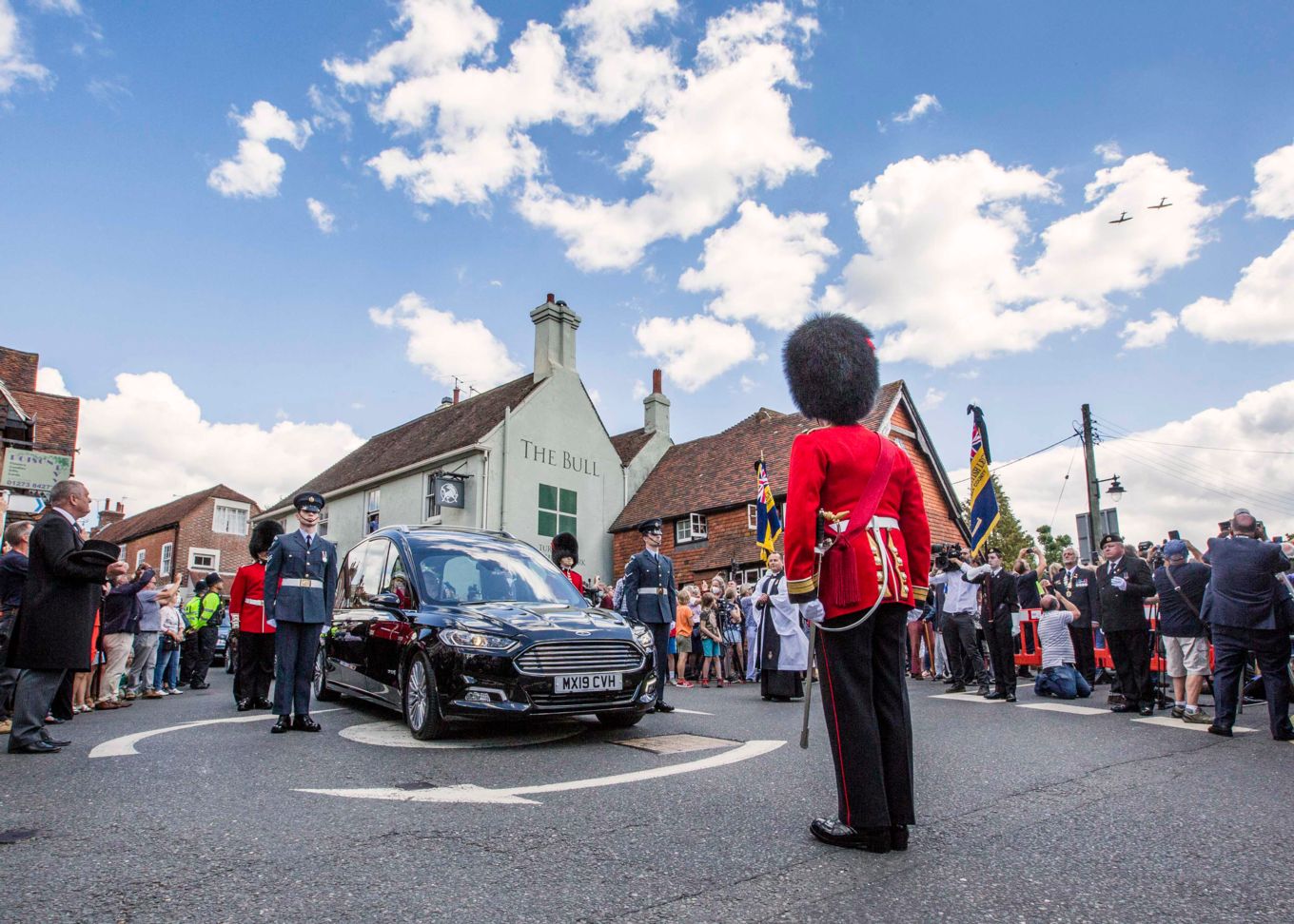 Armed Forces pay tribute to 'Forces Sweetheart' at funeral of Dame Vera ...