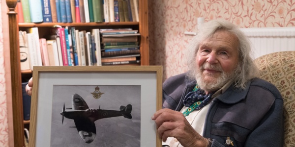 Christmas comes early for Spitfire pilot as RAF replace stolen heirloom ...